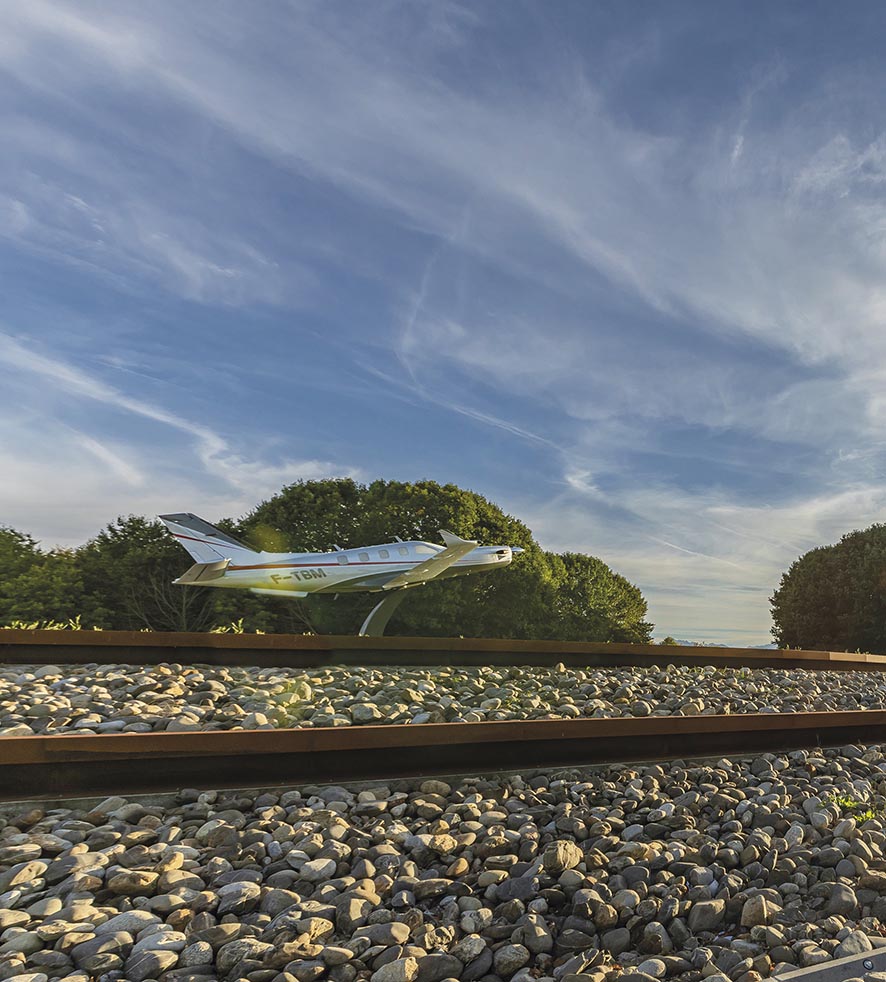 Un TBM sur le rond-point d’Ibos ! Retour sur l’histoire de cet avion ...